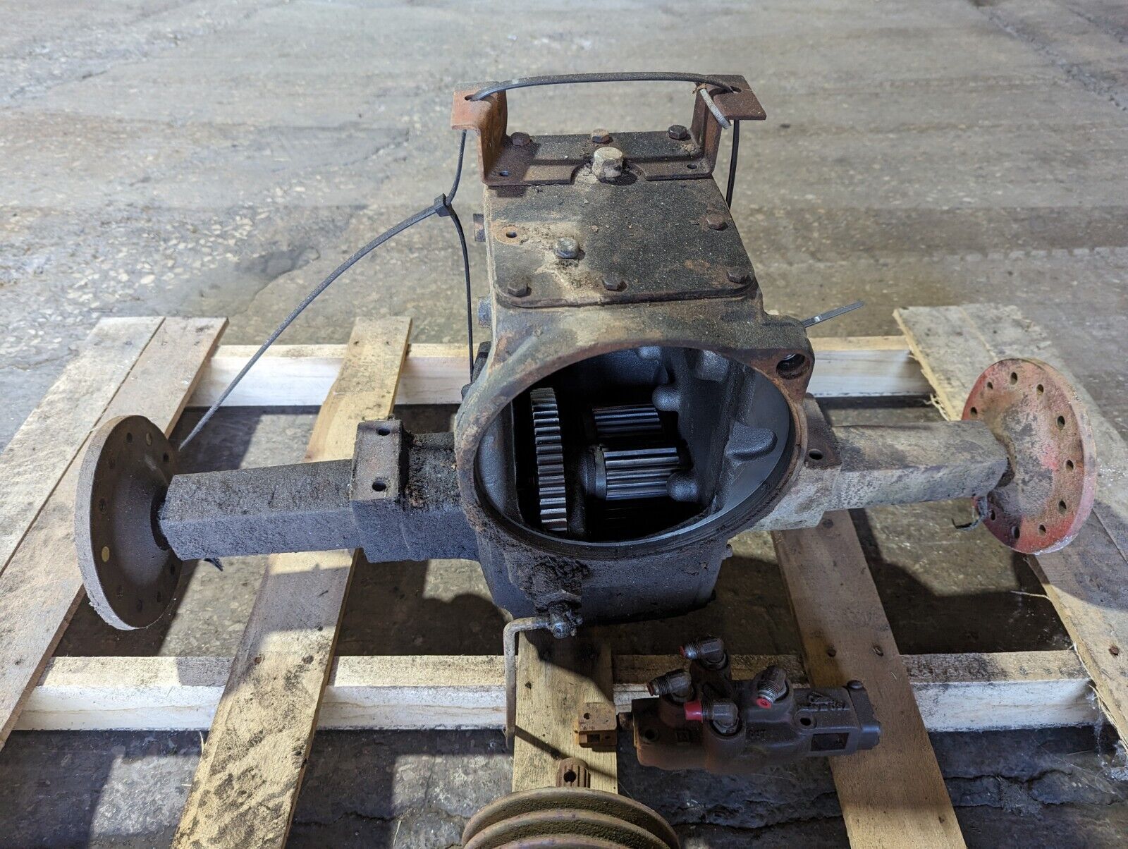 Bolens 1886 Large frame transmission Axle Housing – Adams Small Engine LLC